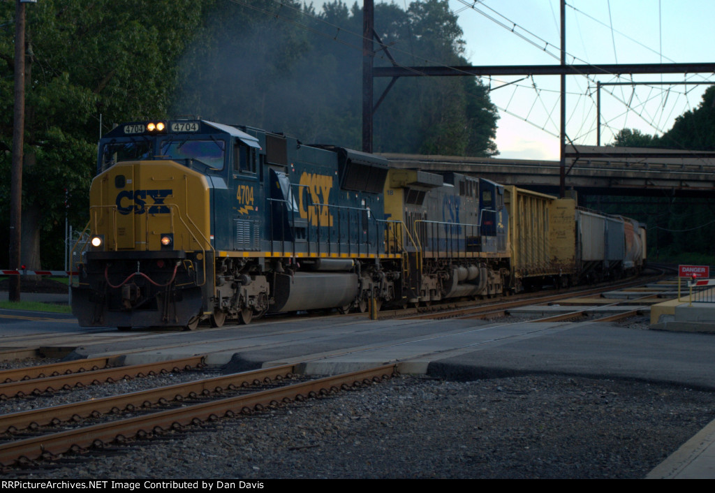 CSX SD70AC 4704 leads Q410-02